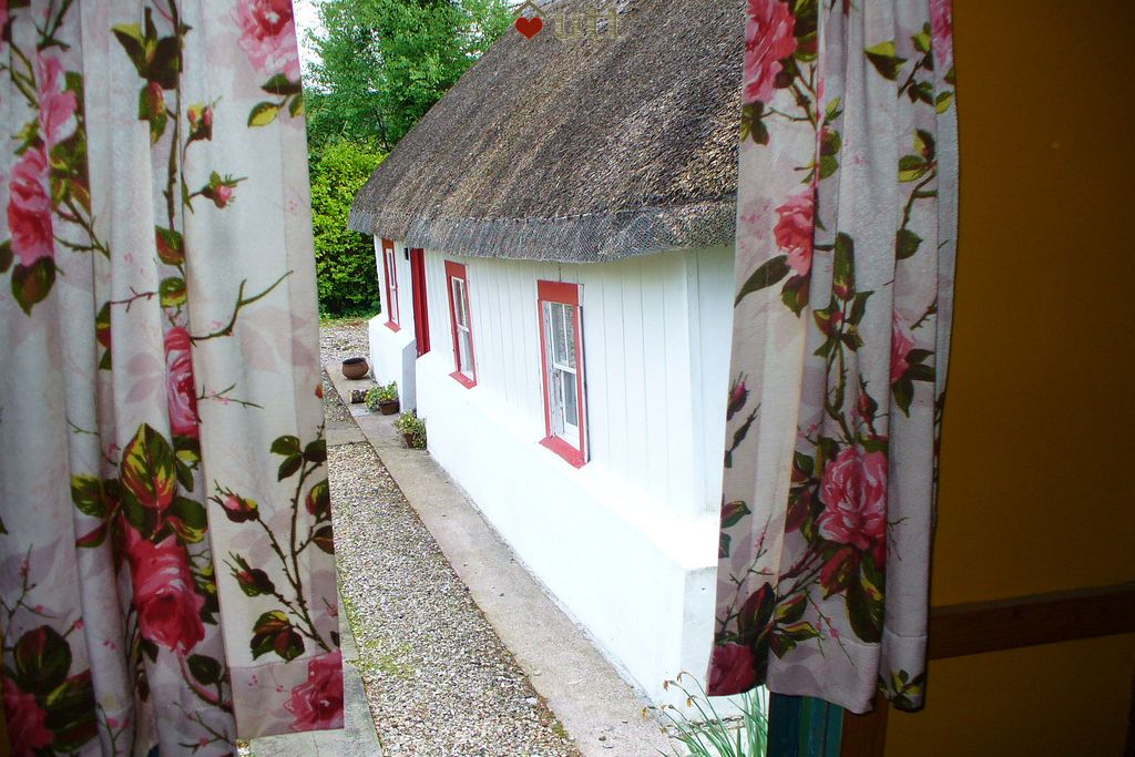 Geaglum Cottage & Gypsy Caravan - Under the Thatch - Quirky