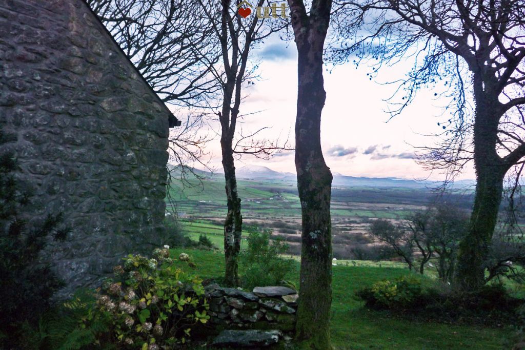 Yr Hen Fynydd - Under the Thatch - Secluded