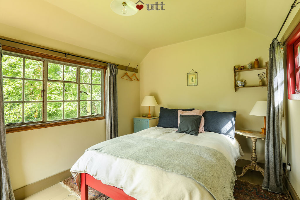 Sussex House - Under the Thatch - Traditional
