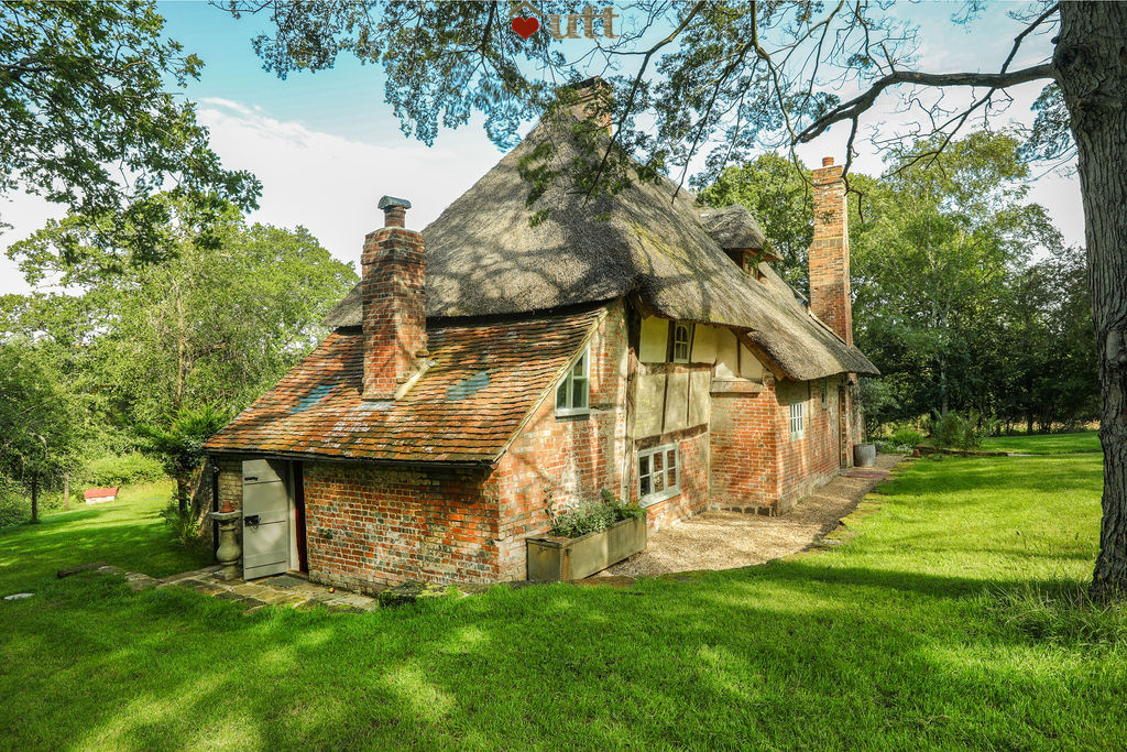 Sussex House - Under the Thatch - Traditional