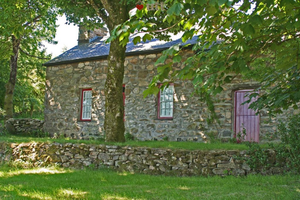 Yr Hen Fynydd - Under the Thatch - Secluded