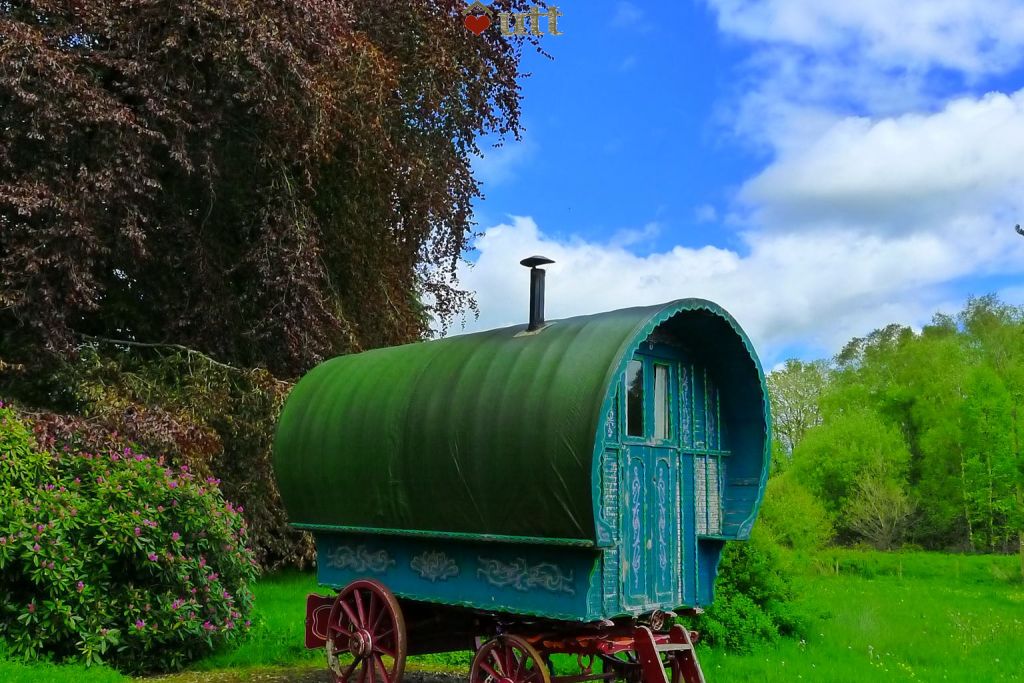 Geaglum Cottage & Gypsy Caravan - Under the Thatch - Quirky