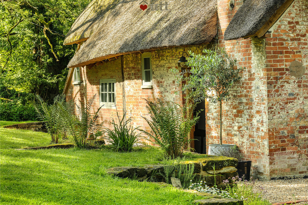 Sussex House - Under the Thatch - Traditional