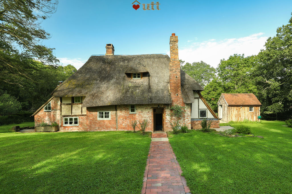 Sussex House - Under the Thatch - Traditional