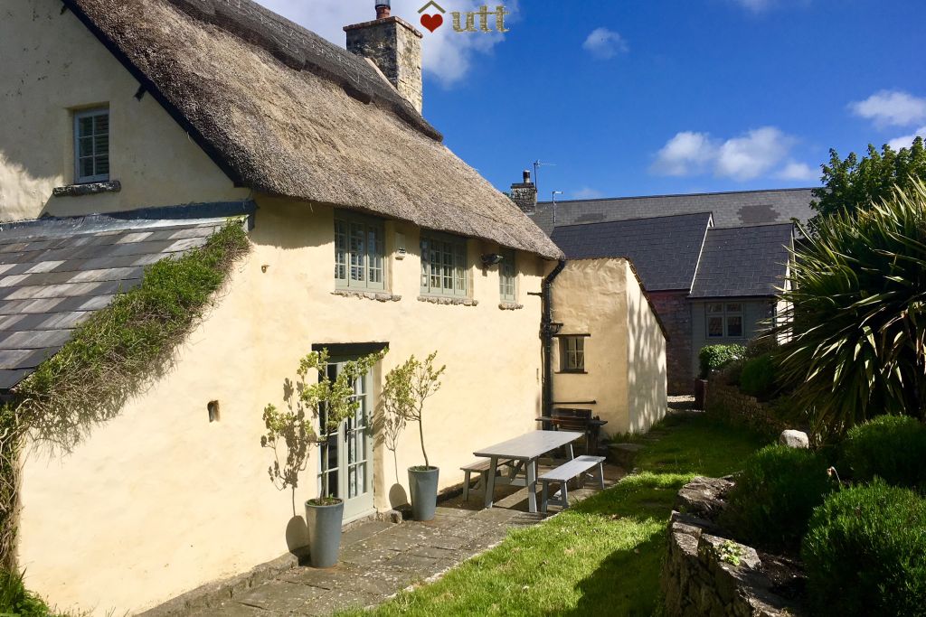Bwthyn Rhosyn - Under the Thatch - Dog-friendly