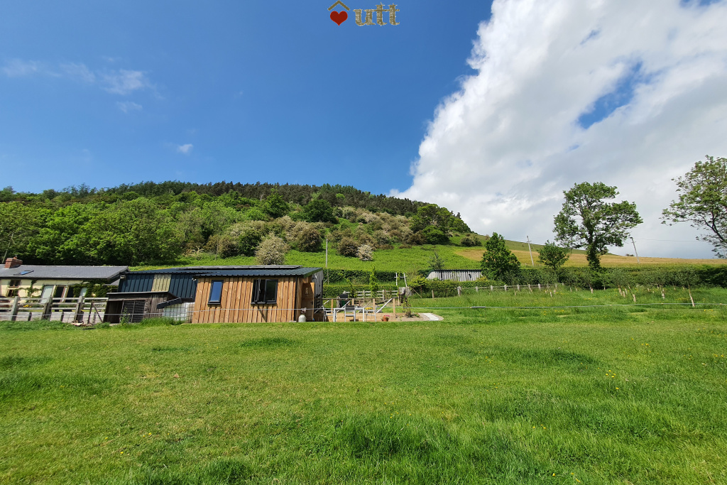 *NEW - Cwch Bach - Under the Thatch - Romantic