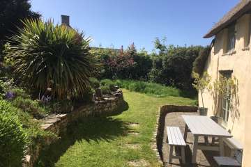 Bwthyn Rhosyn - Under the Thatch - Dog-friendly