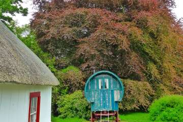 Geaglum Cottage & Gypsy Caravan - Under the Thatch - Quirky